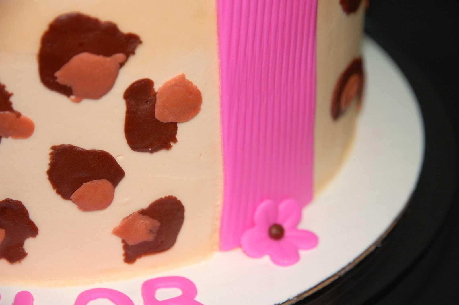 The Sweet, The Sassy and The Blur: How to Make Fondant Leopard Spots