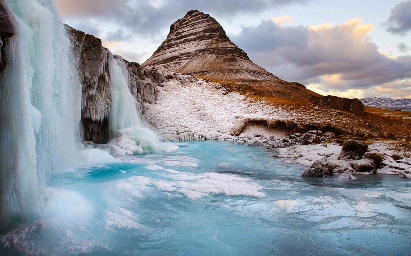 Imagini cu Cascade inghetate ~ Peisaje de Iarna