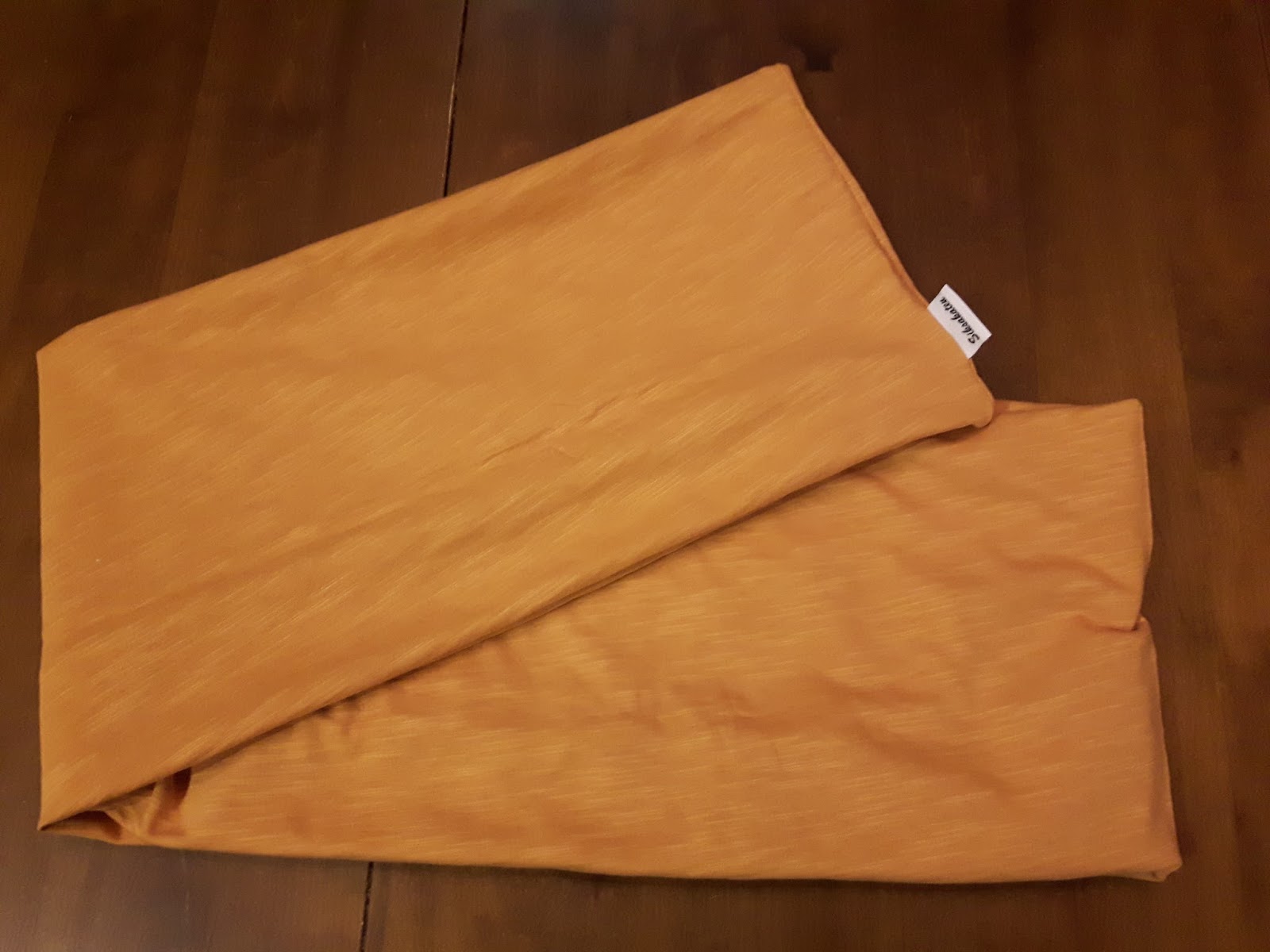 Siksakaten: Noshia tuubihuivina ja shortseina