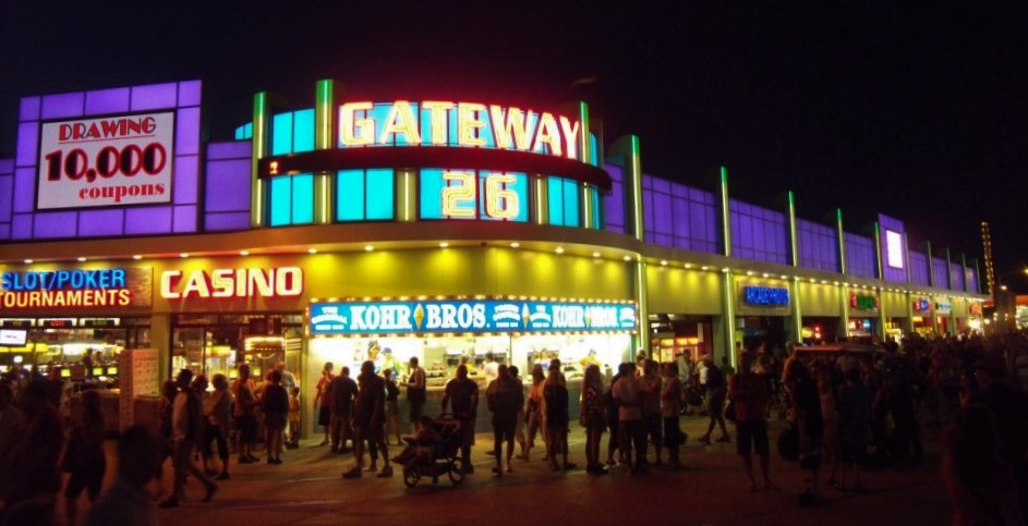 Philadelphia Flyers legend Dave "The Hammer" Schultz appearing at ...