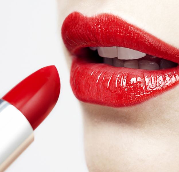 Utiliser son rouge à lèvres, lip et crayon à lèvres