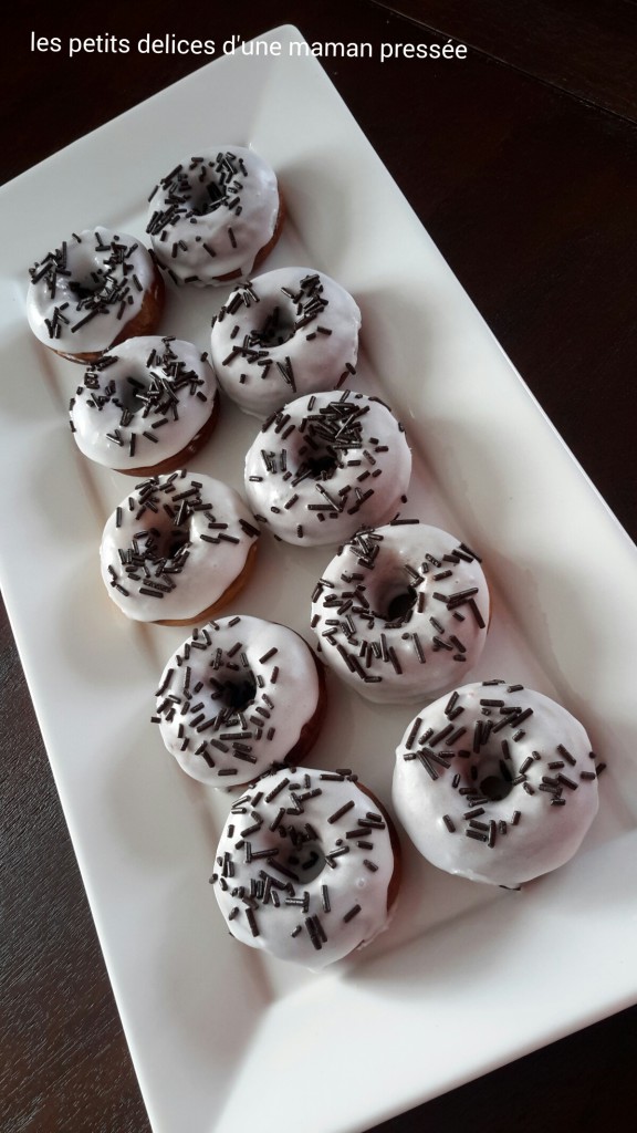 LES PETITS DELICES D'UNE MAMAN PRESSEE: Donuts chocolat-vanille