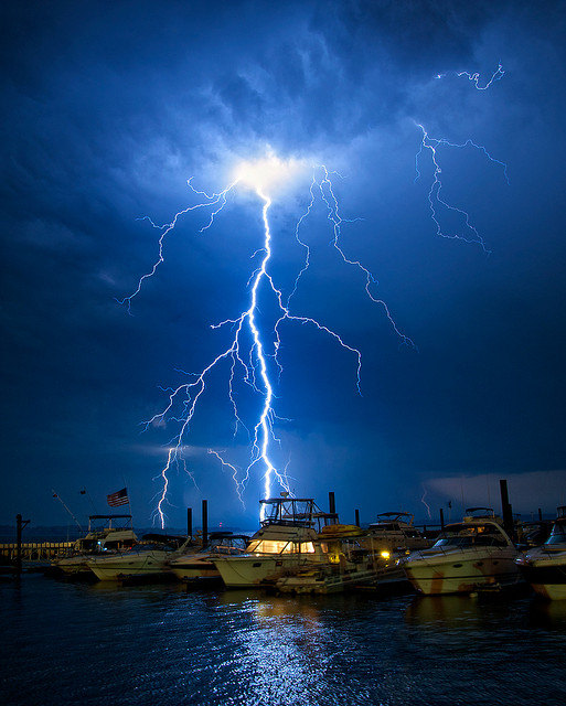 Welcome to the WONDERLAND: Awesome Pictures of Lightning Over Water