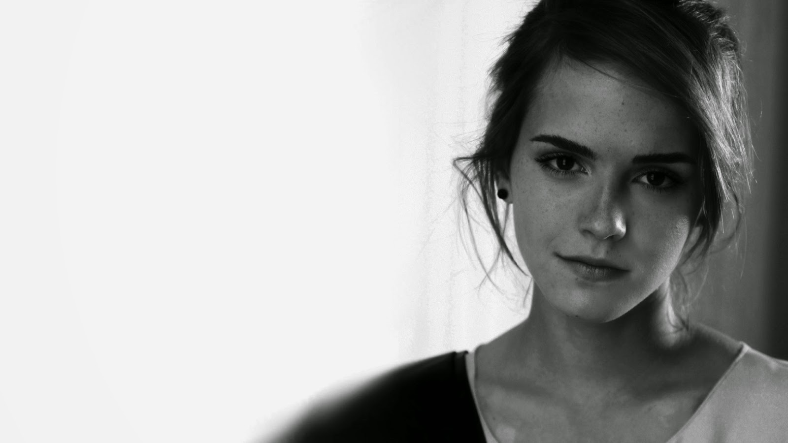 Emma Watson Cute Smile Latest HD Photographs of 2015