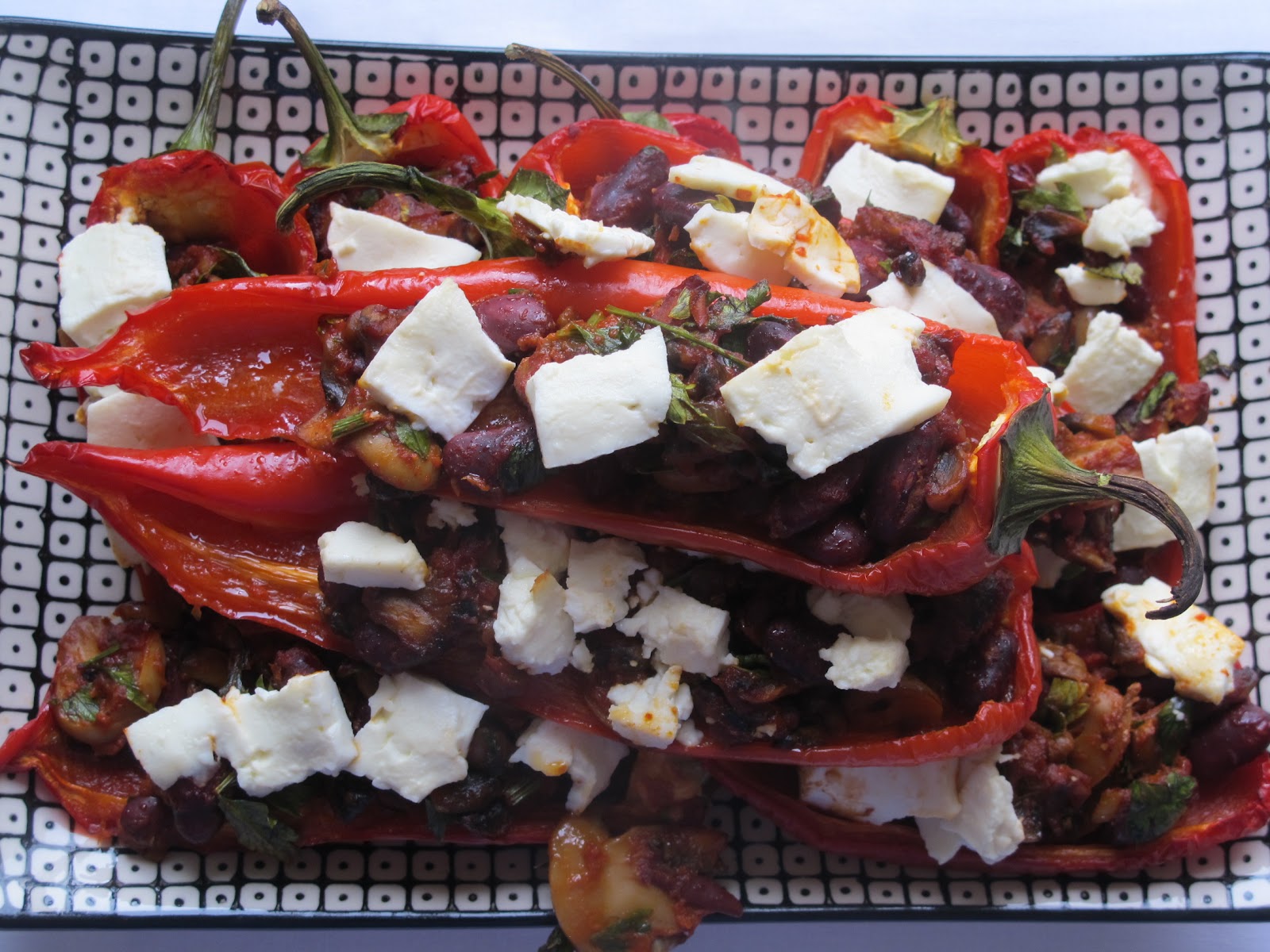 en smak av möten: svamp & bönfylld spetspaprika