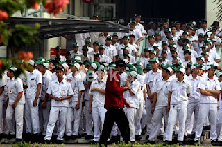 Demo Kawasan Industri mm2100 didepan AHM