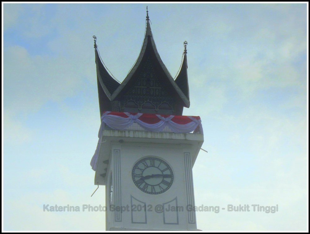 Jam Gadang Penanda Pusat Kota Bukittinggi - TᖇᗩᐯEᒪEᖇIEᑎ