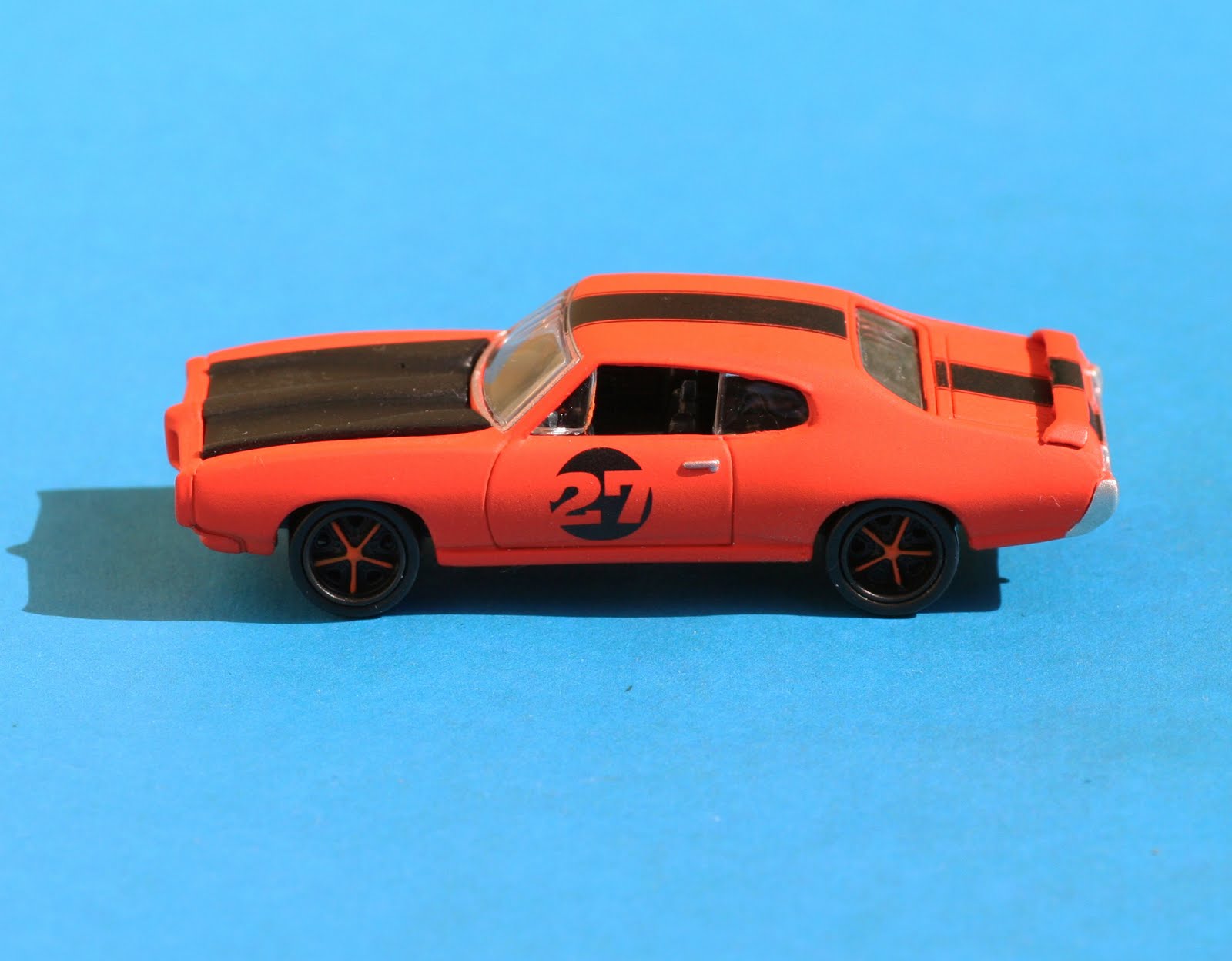 Incredible Mini Garage: Pontiac GTO 1969 Johnny Lightning 1/64