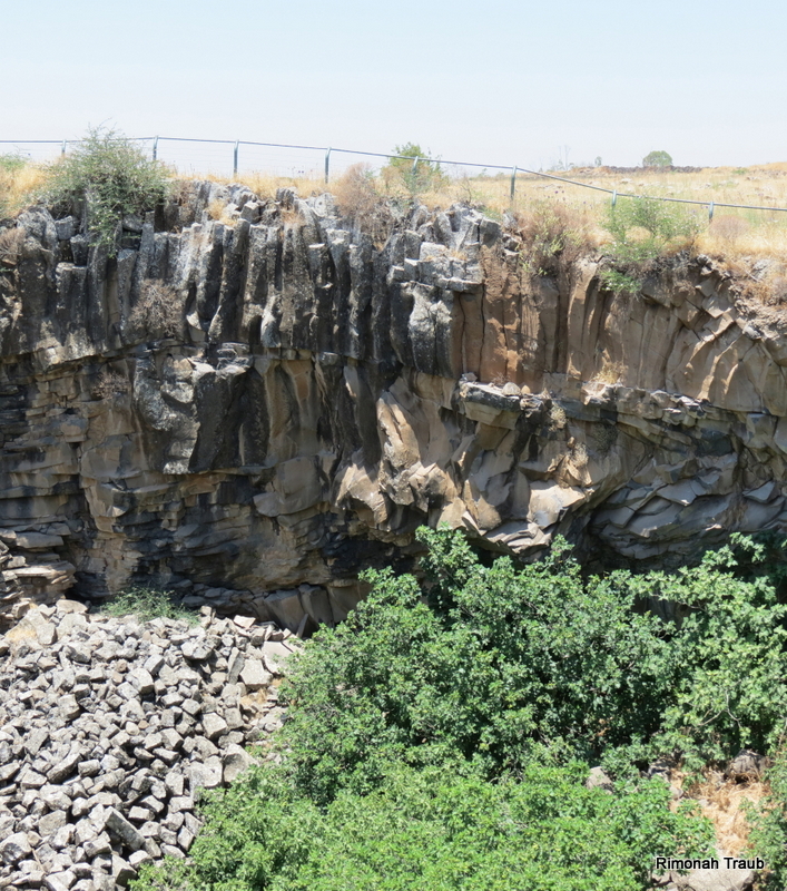 Let us tour Eretz Yisroel.: Tzir Mapalei Hamayim and Its Arvei Nachal©