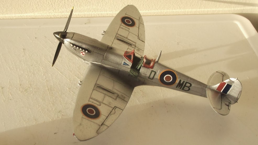 FalkeEins - a modelling blog: Tom Neil's silver Spitfire - AZ Spitfire ...