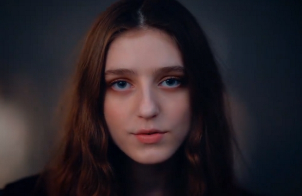 Birdy mostra seus conflitos internos em clipe do single “Keeping Your ...