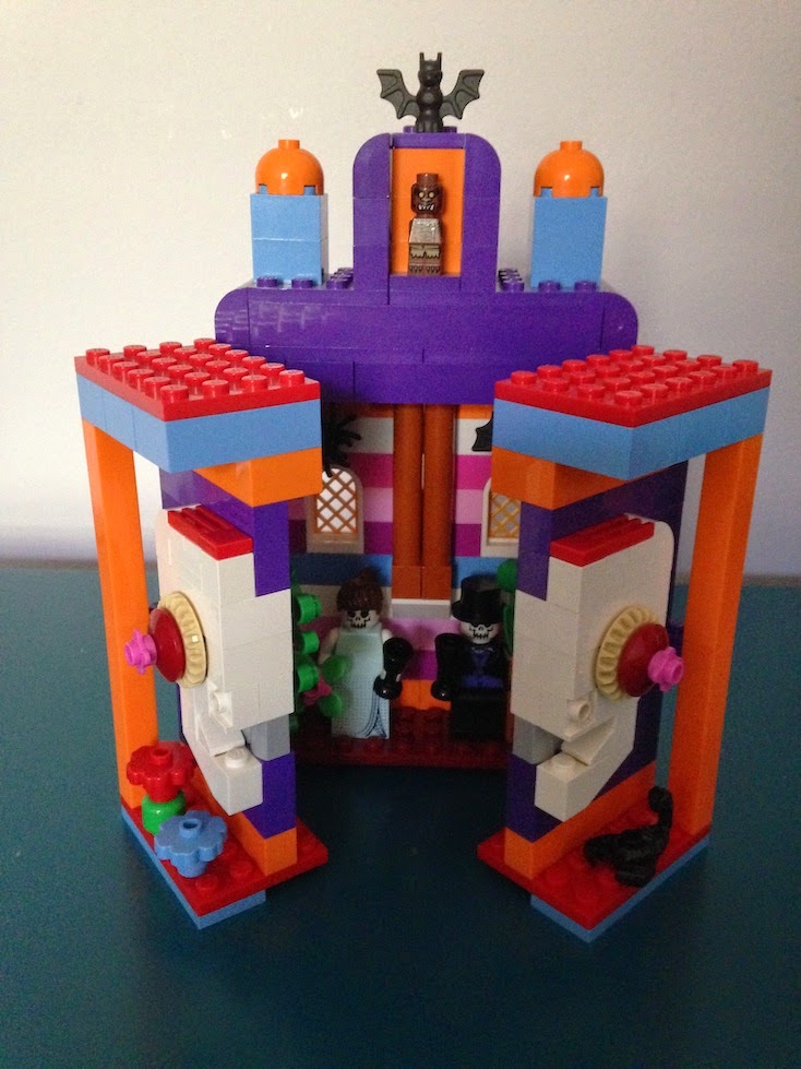 Regula I: Dia de los Muertos / Day of the Dead Altar in Lego