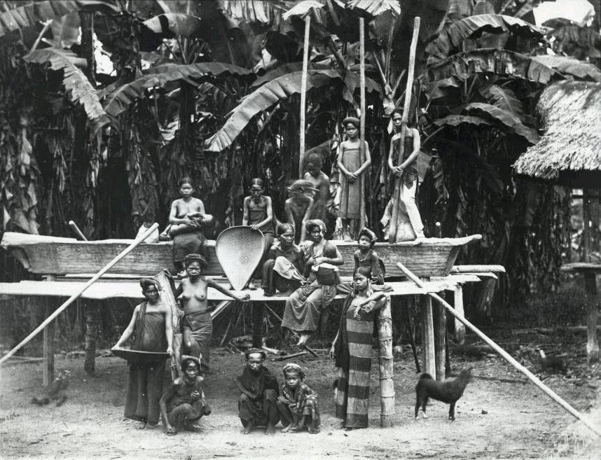 Indonesia Zaman Doeloe: Wanita Dayak menumbuk padi di awal abad ke-20