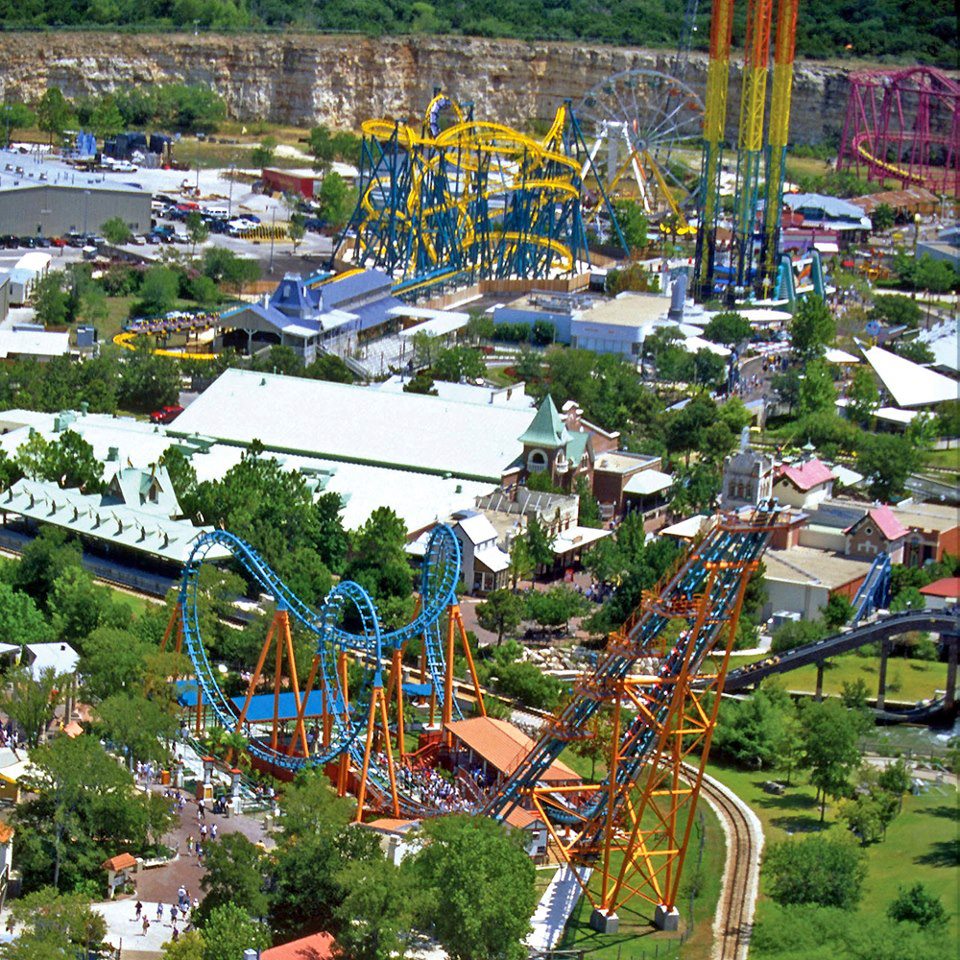 Six Flags yang ader sekarang kalau tak silap Gadis kat Texas..