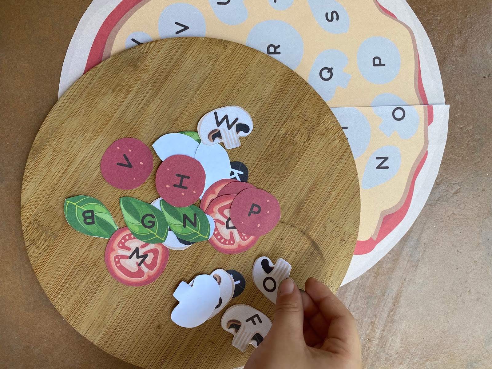 [Free Printable] Matching Alphabet Pizza | anatakwok