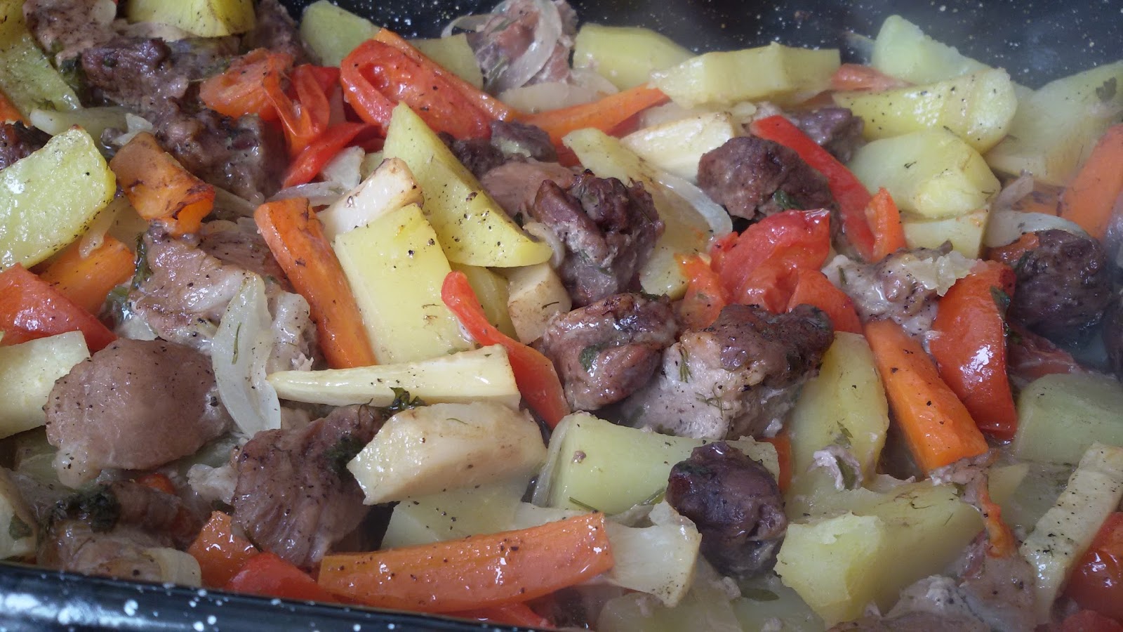 "Yamy mami!" Retete culinare: CARNE DE PORC CU LEGUME LA CUPTOR