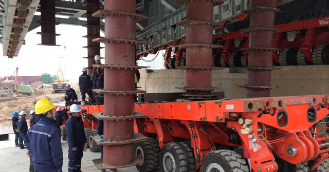 modular trailer: SPMT(self propelled modular transporter) hauls ship block