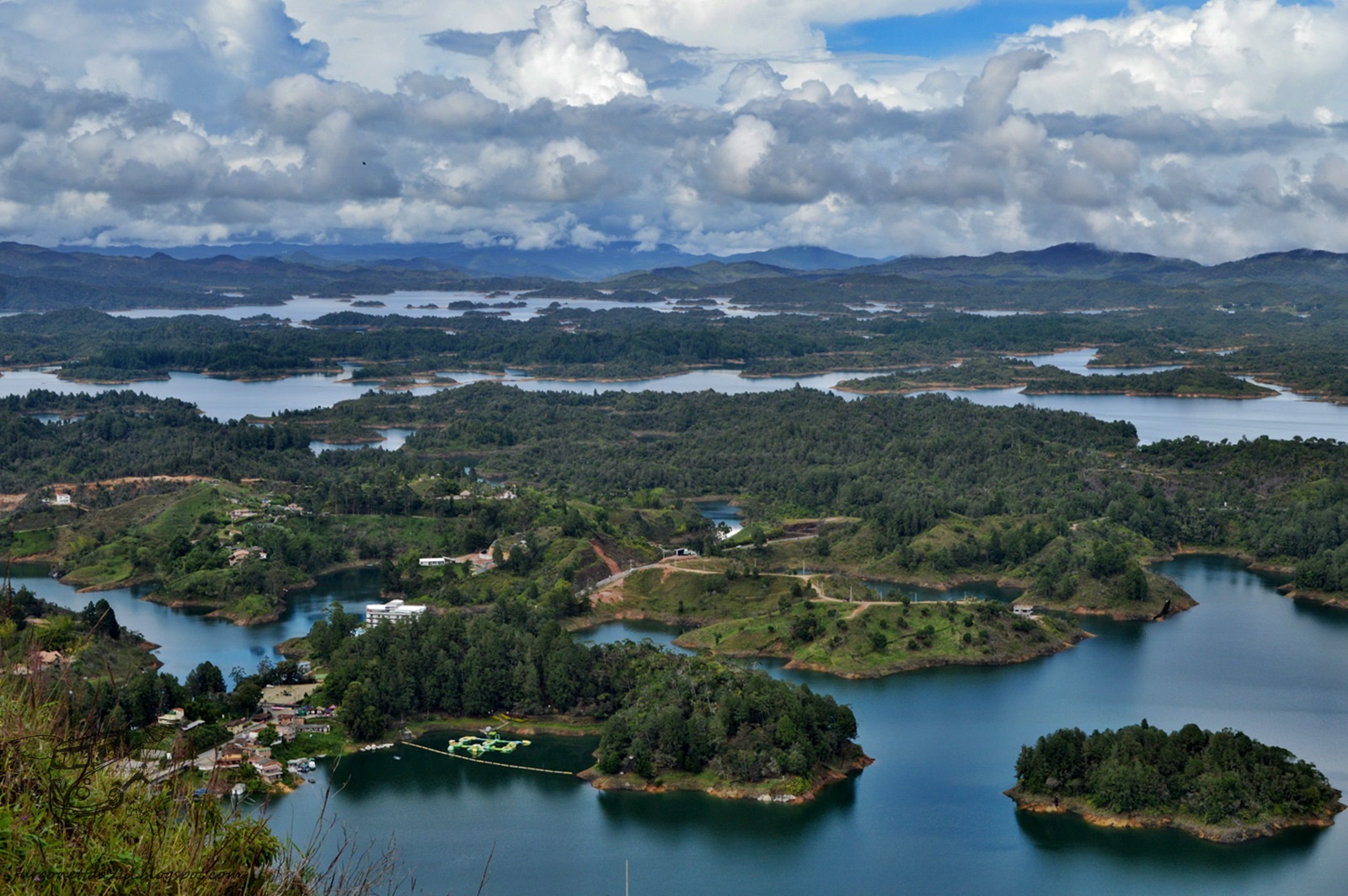 FURGONETA AZUL: RUTA POR RIONEGRO-EL PEÑOL-GUATAPE.