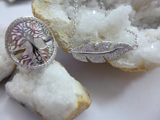 Diseños con Quiastolita y Azabache: Plumas y alas de ángel