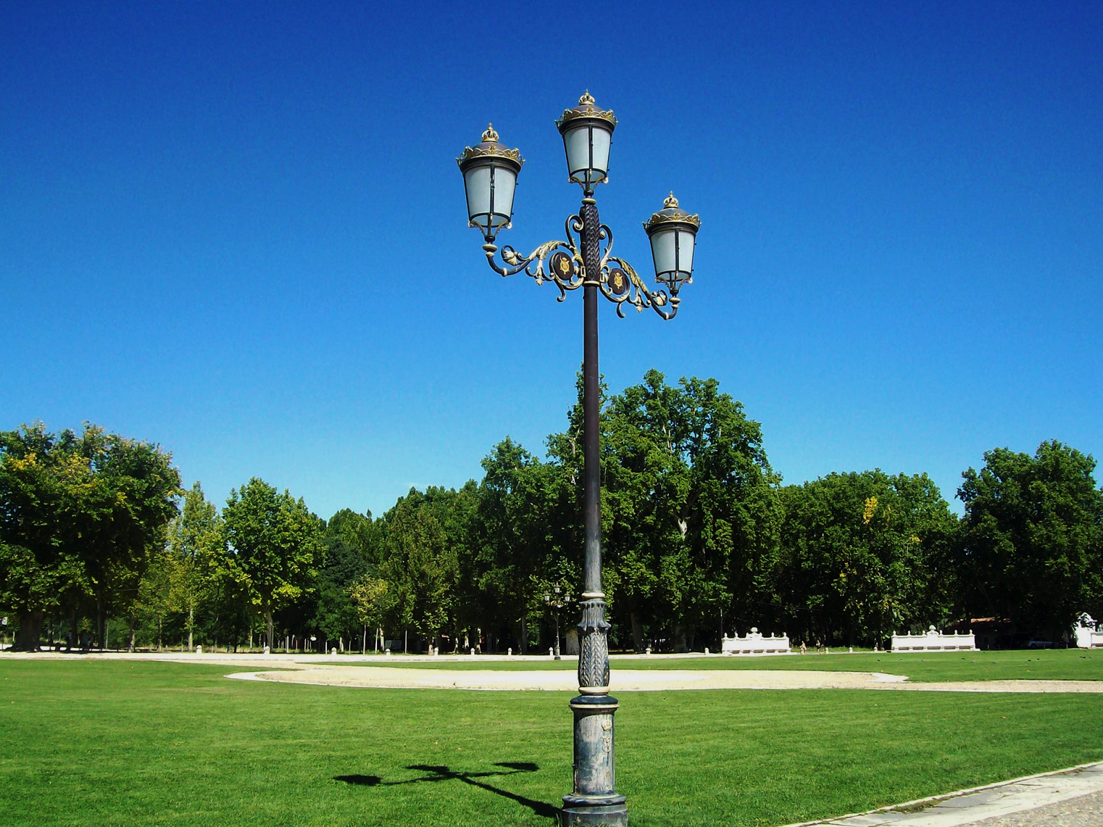 De paseo por Madrid: Farolas fernandinas, instaladas por primera vez en ...