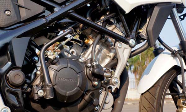 otoread, seputar otomotif: Kelemahan Dan Kelebihan Honda New CB150R (K15G)