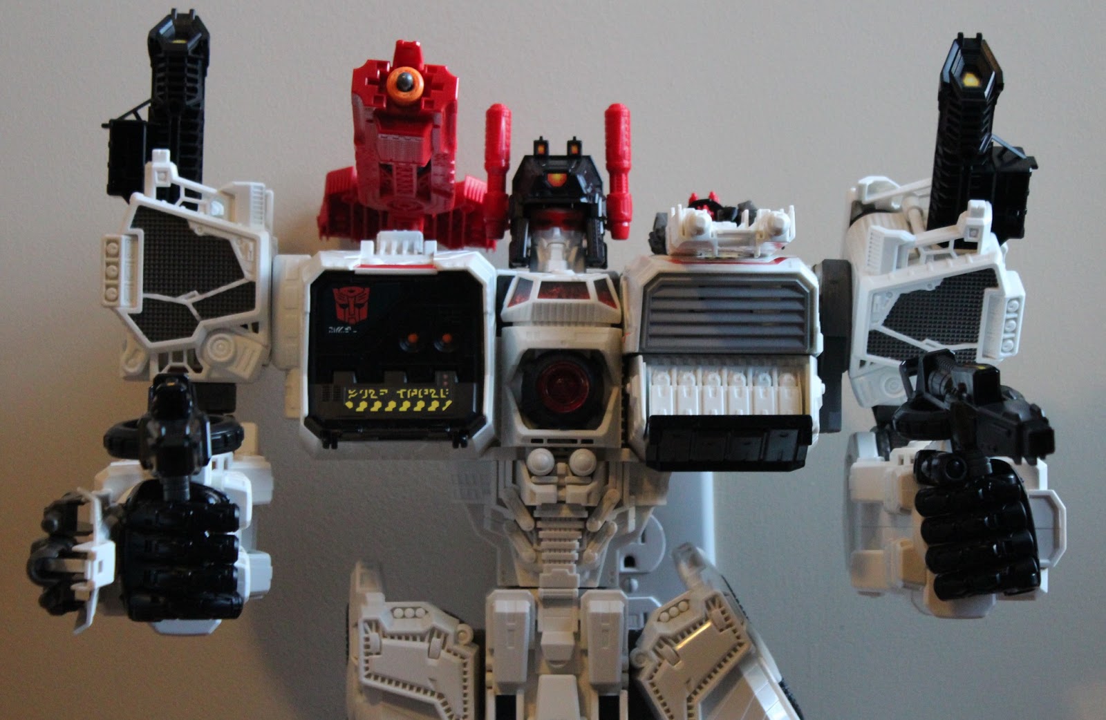 Blog de Transformers de mdverde: Imágenes reales de Metroplex Generations