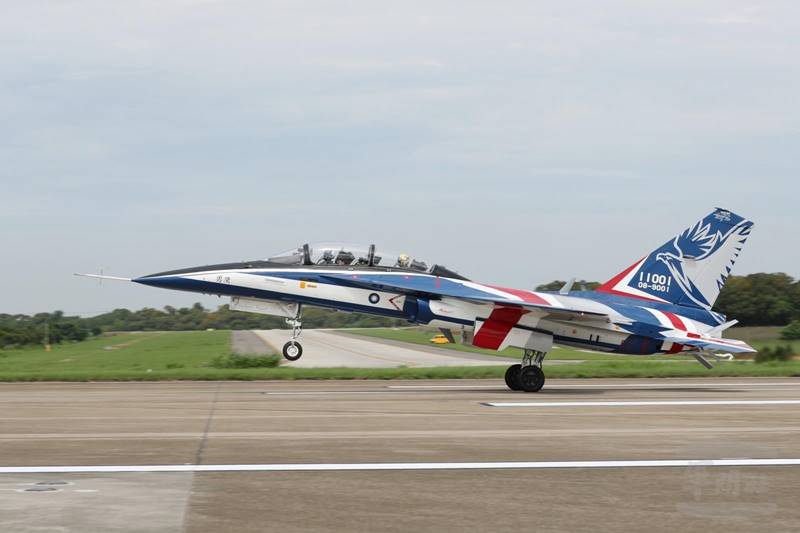 Taiwan's new T-5 Brave Eagle advanced jet trainer makes maiden flight ...