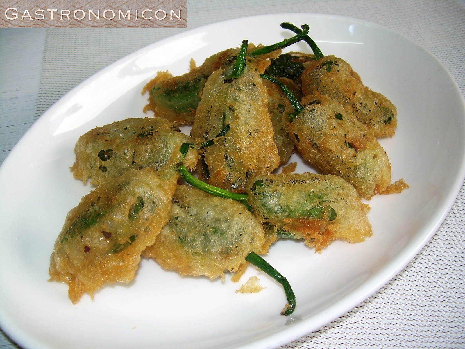 Gastronomicón: Tapita de padrones "preñaos" con jamón y camembert