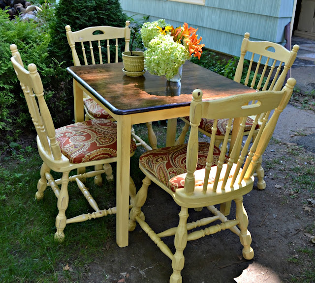 Heir and Space: A Sweet Cottage Dining Set