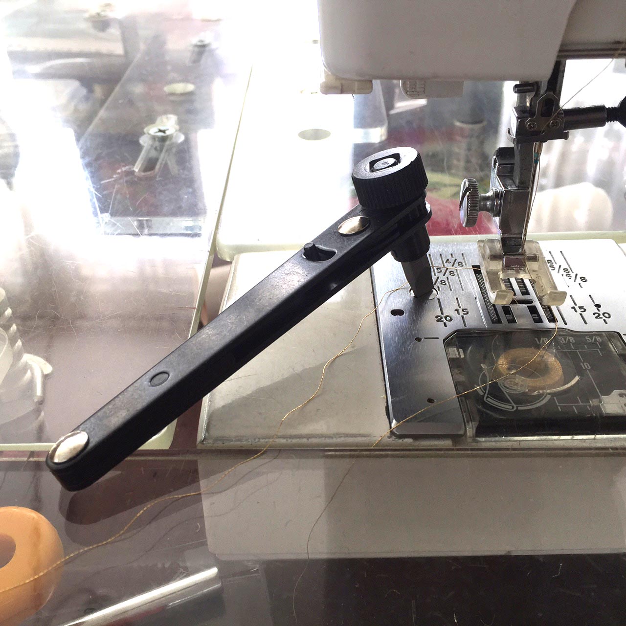 Linda's Art Quilts: Great Tool Discovery for Sewing Machine Plate