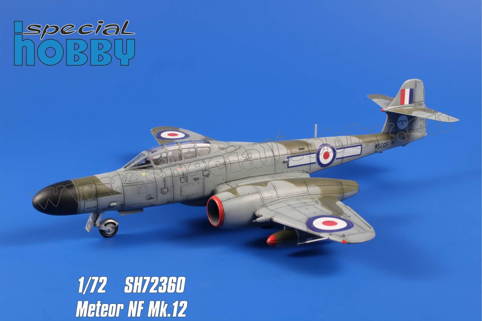 Postavený Meteor Mk.12 stojí v čelní vitríně našeho stánku. Postavil ho ...