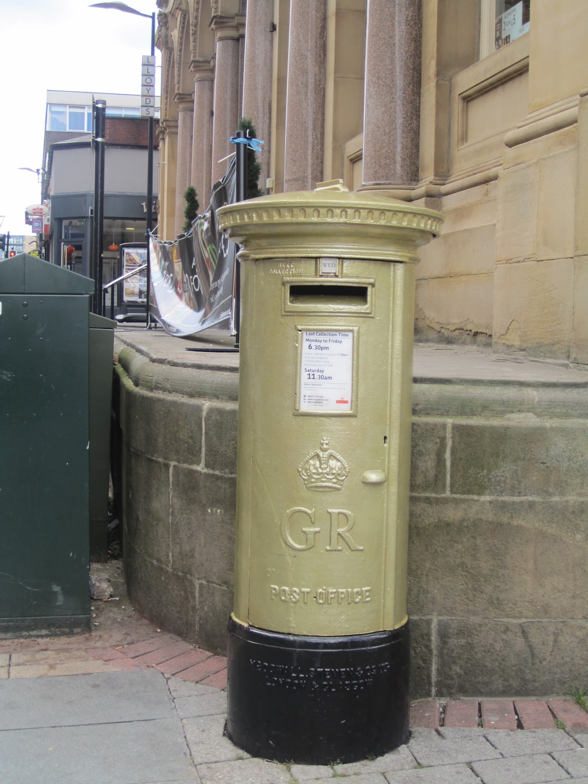 Mémoire: Gold Postbox in Sheffield