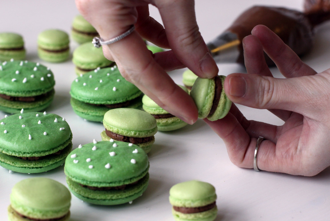 HOW TO MAKE THE SPINY CACTUS FRENCH MACARON - Food Boiling
