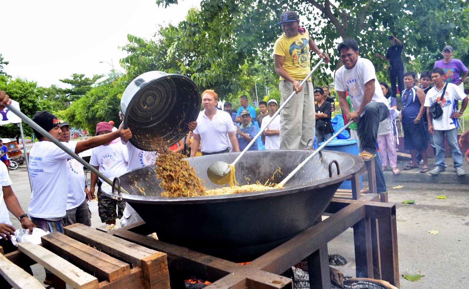 have pens & lens, will travel: Tuguegarao City Pancit Festival 2012 ...