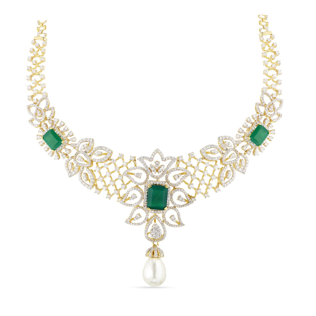 Flashy diamond necklace