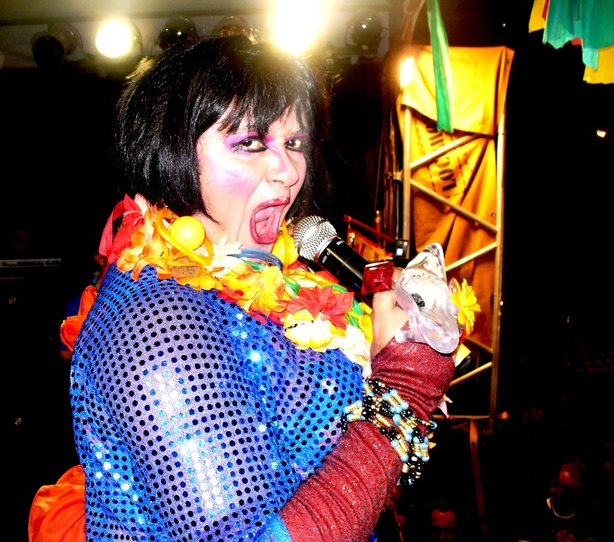 Noticiando: Irreverência das Kengas é objeto de exposição fotográfica