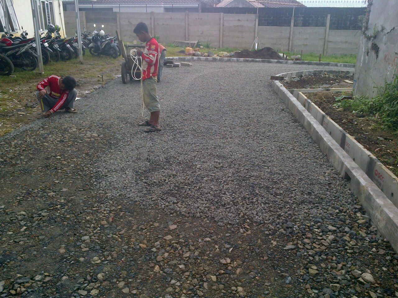 Pengaspalan jalan di area Paspampres bogor