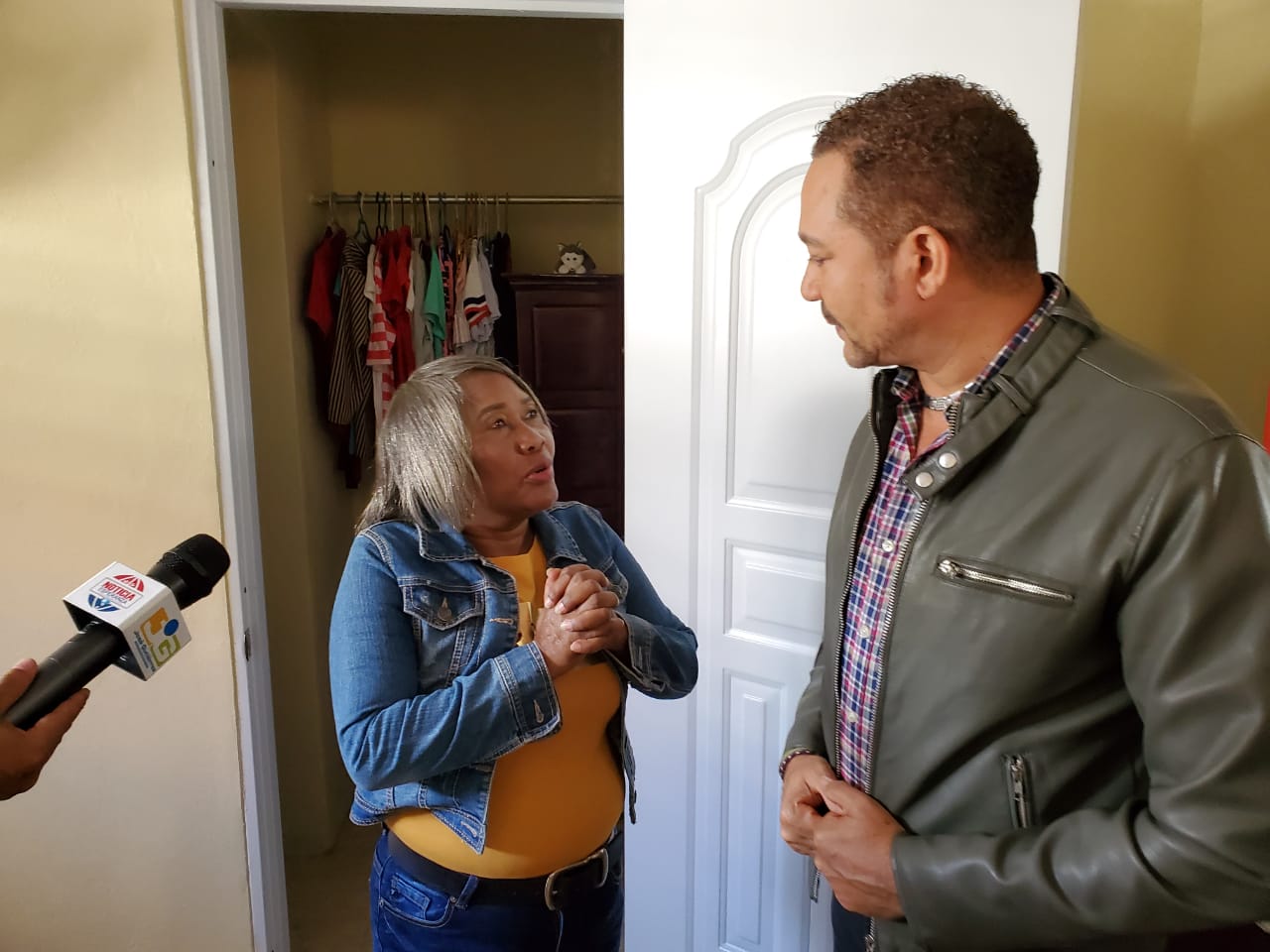 Frank Reyes entrega segunda casa en Navarrete - Al Paso de los Famosos