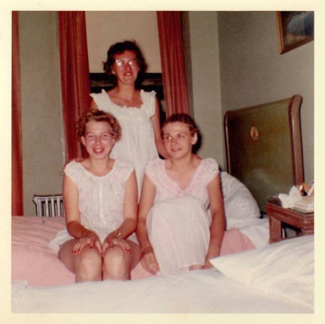 40 Old Snaps That Defined Bed Styles of the 1950s | Vintage News Daily