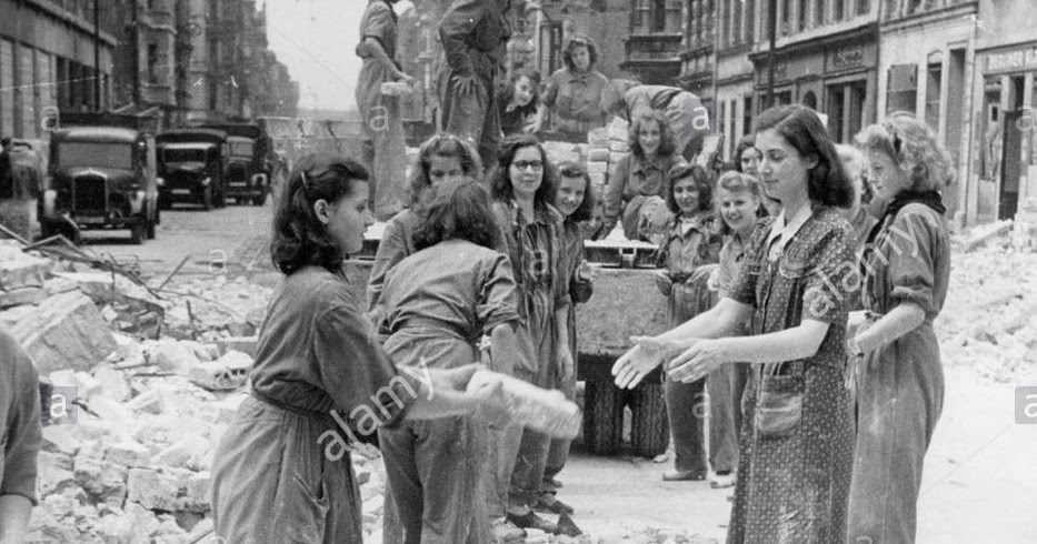 Berlín. Women Clear Away Debris 1944 Glup 2.0