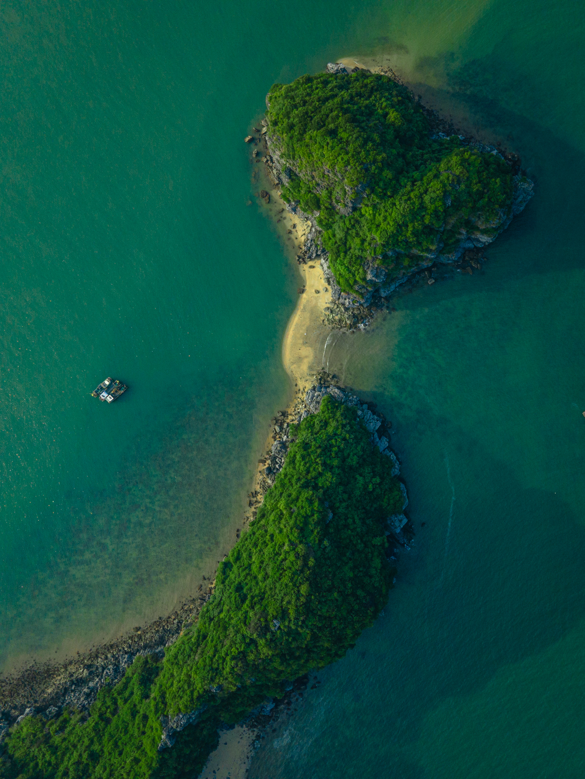 Hòn đảo trái tim mà ít người biết trên Vịnh Lan Hạ