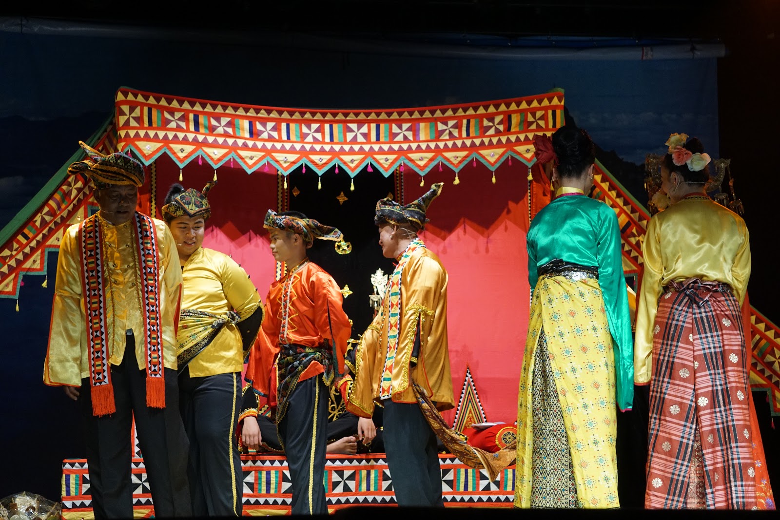 PERSEMBAHAN TARIAN ETNIK SABAH TITIK MENGALAI SEMPENA PANGGUNG SENI ...