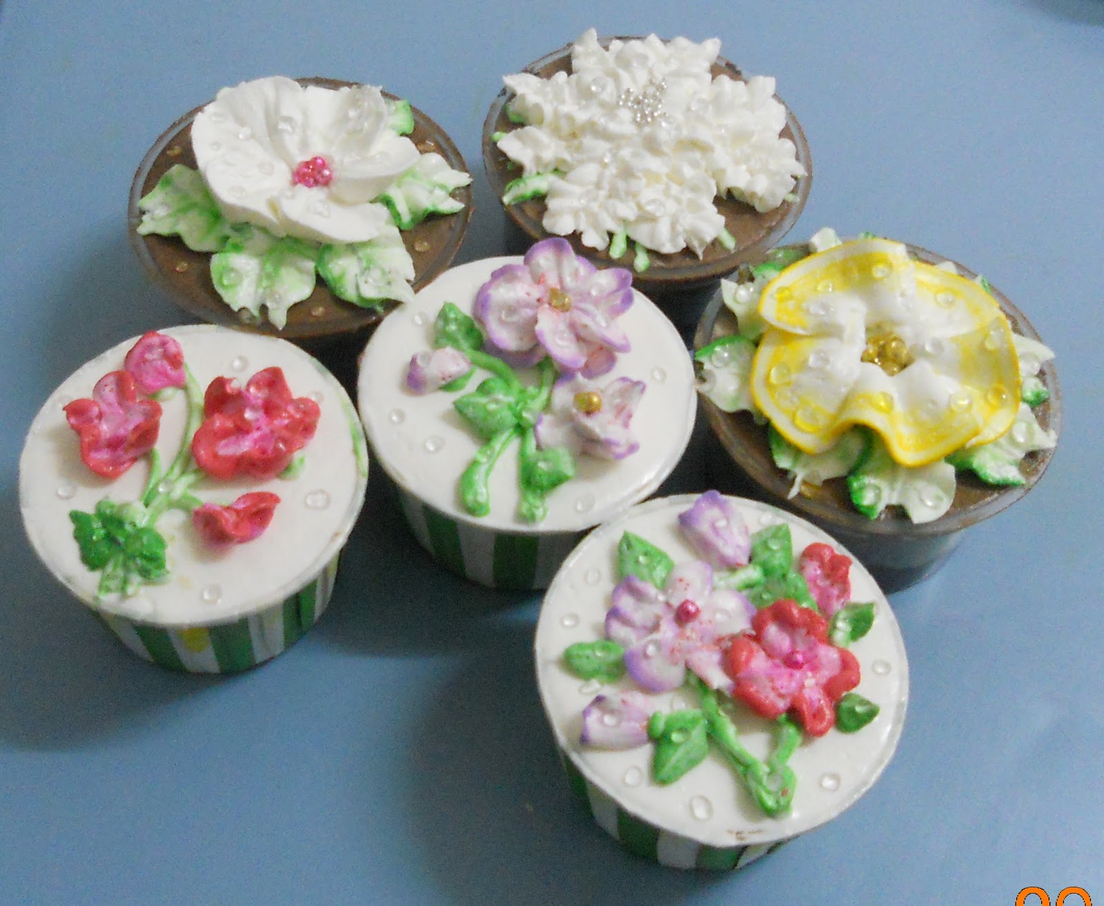 DE'GOLDENTART 'N' COOKIES: CUPCAKE BUNGA BUTTERCREAM