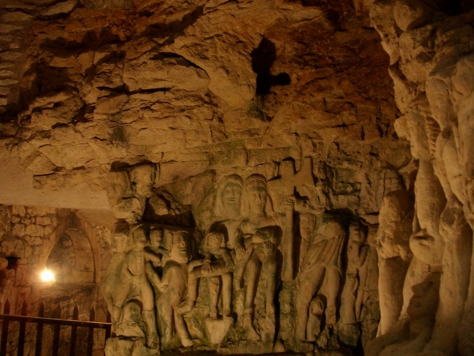 LES GRIGRIS DE SOPHIE: LA CAVERNE SCULPTEE DE DENEZE SOUS DOUE