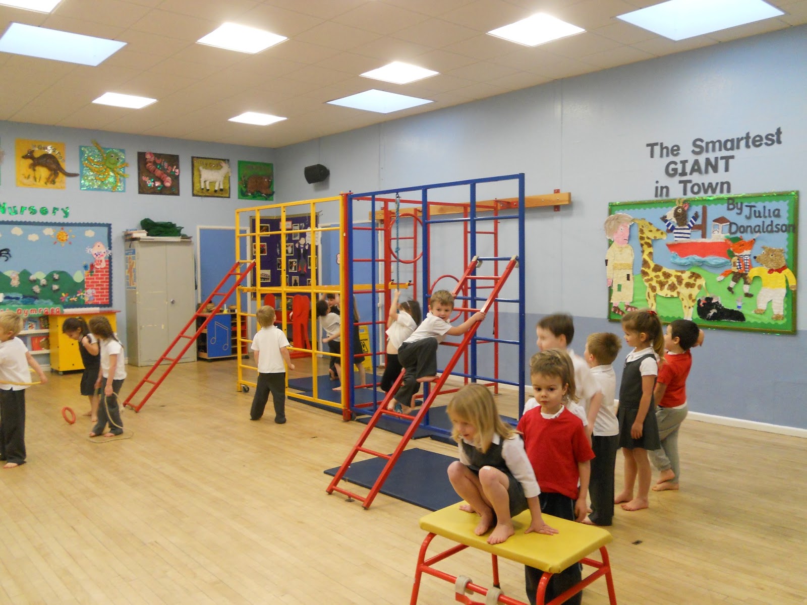 Pontyclun Primary School, Reception Class: Using the apparatus