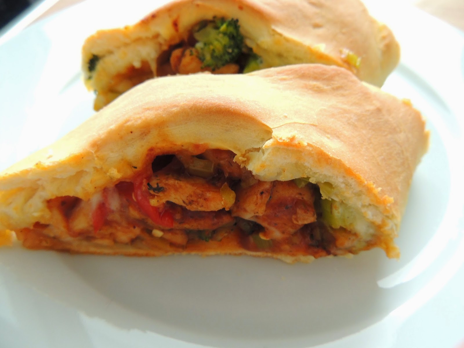 Stromboli z kurczakiem gyros i sosem barbecue.