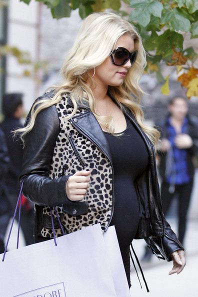 Amanda Lia: JESSICA SIMPSON PREGGO AND ROCKING PRINTS