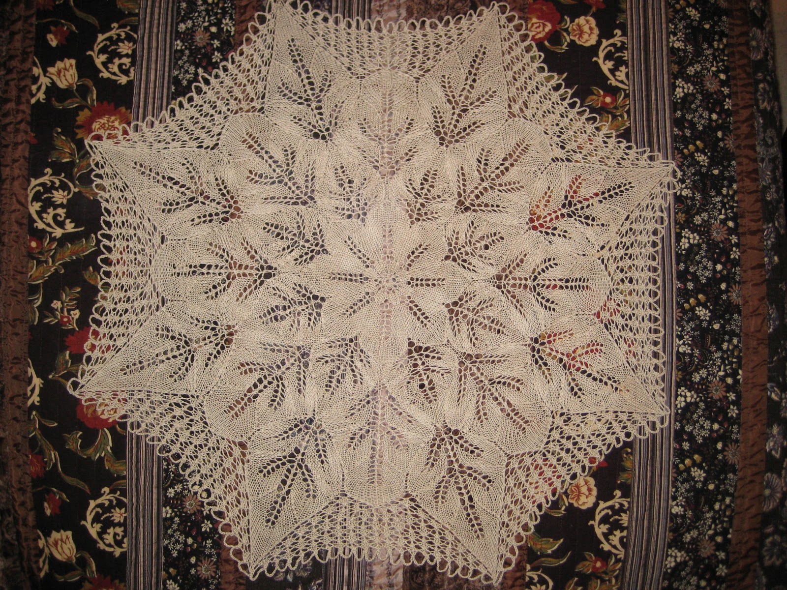 Sweet 'n' Pretty Things: More knitted lace tablecloth goodness