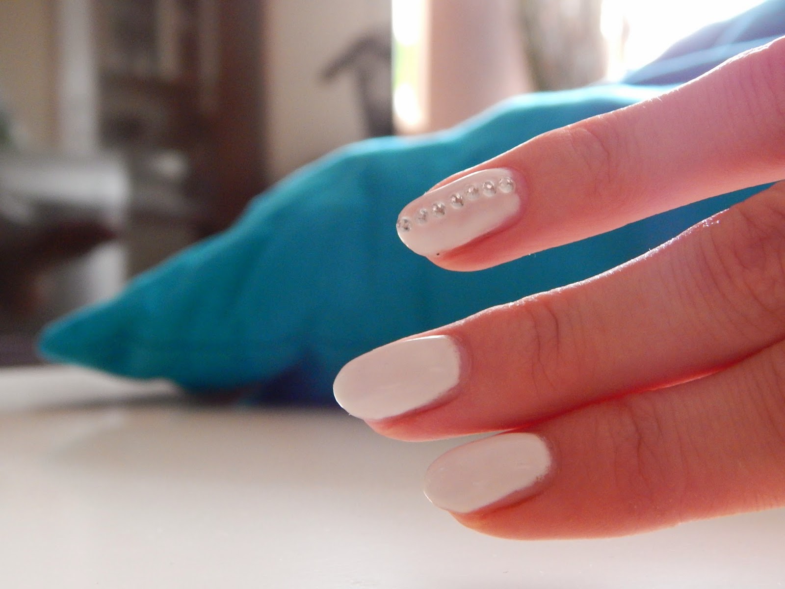 Och Ola!: manicure: biała hybryda z cyrkoniami