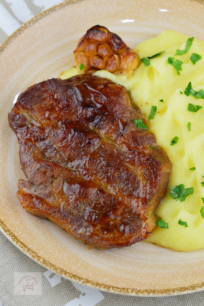 Ceafa de porc la cuptor, cu vin si usturoi - CAIETUL CU RETETE